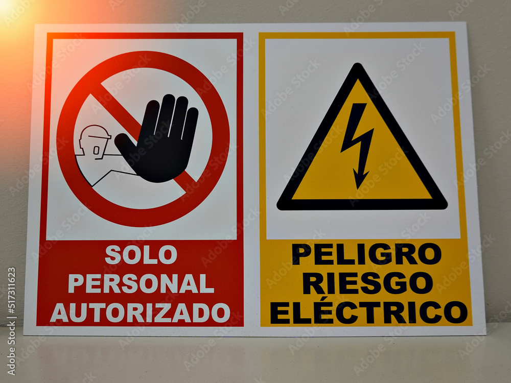 Cartel Riesgo Eléctrico y solo personal autorizado Stock-Foto | Adobe Stock