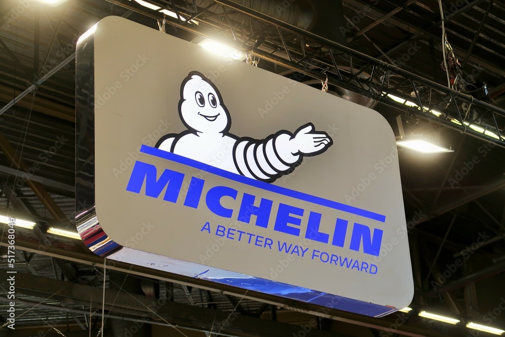Enseigne, logo et slogan de l’entreprise Michelin, célèbre marque ...