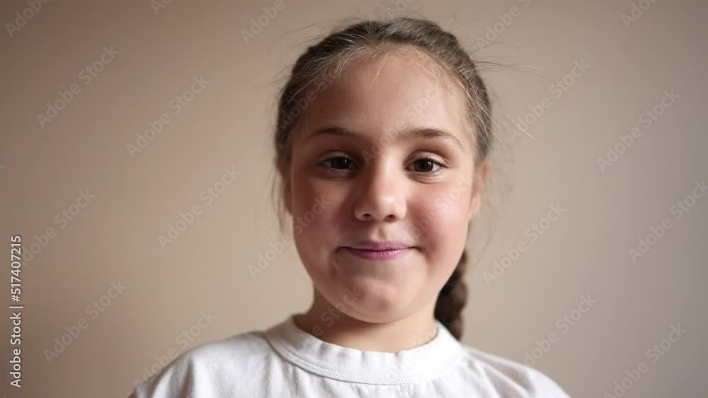 Vidéo Stock little girl smiling. the child looks close-up into the ...