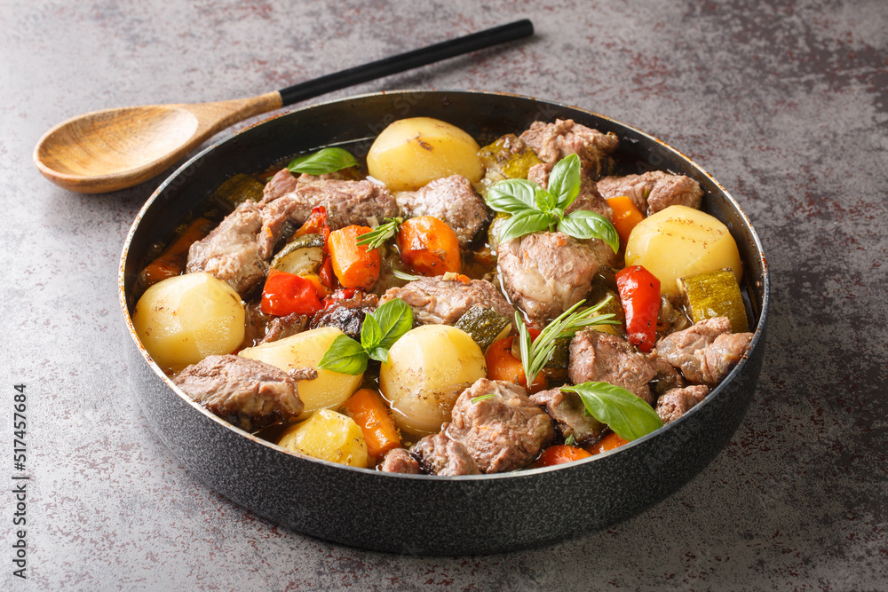Fotka „Old traditional dish in Croatia called peka or sac Meat lamb ...