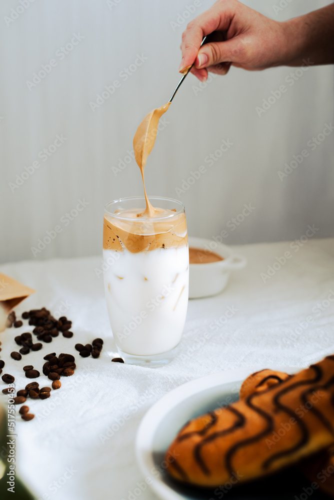 Vaso de Café Dalgona, Delicioso café coreano, café frío, mano ...