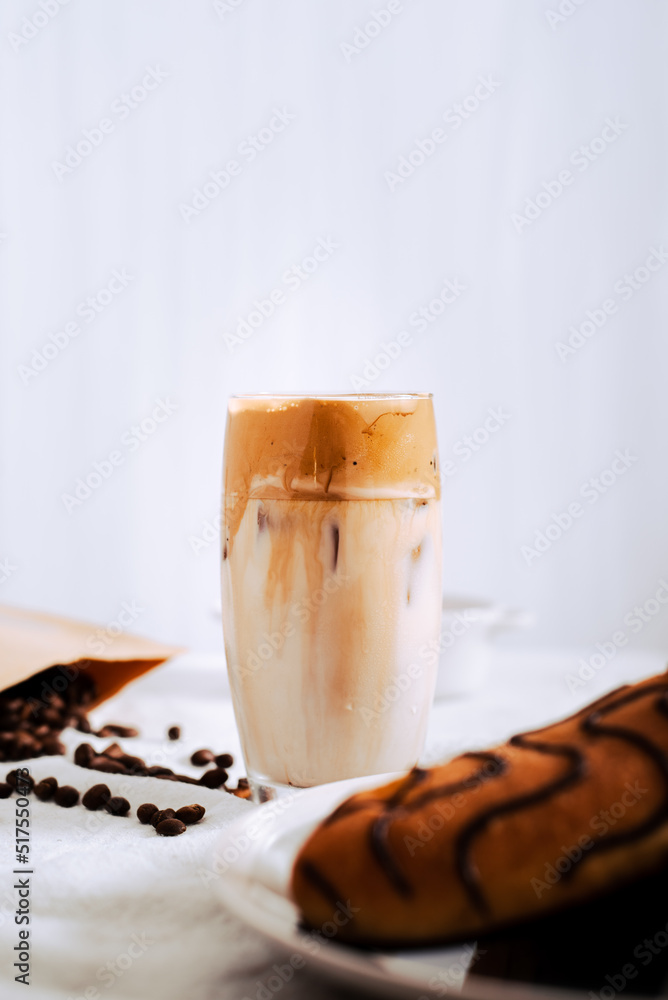 Vaso de Café Dalgona, Delicioso café coreano, café frío, con fondo ...