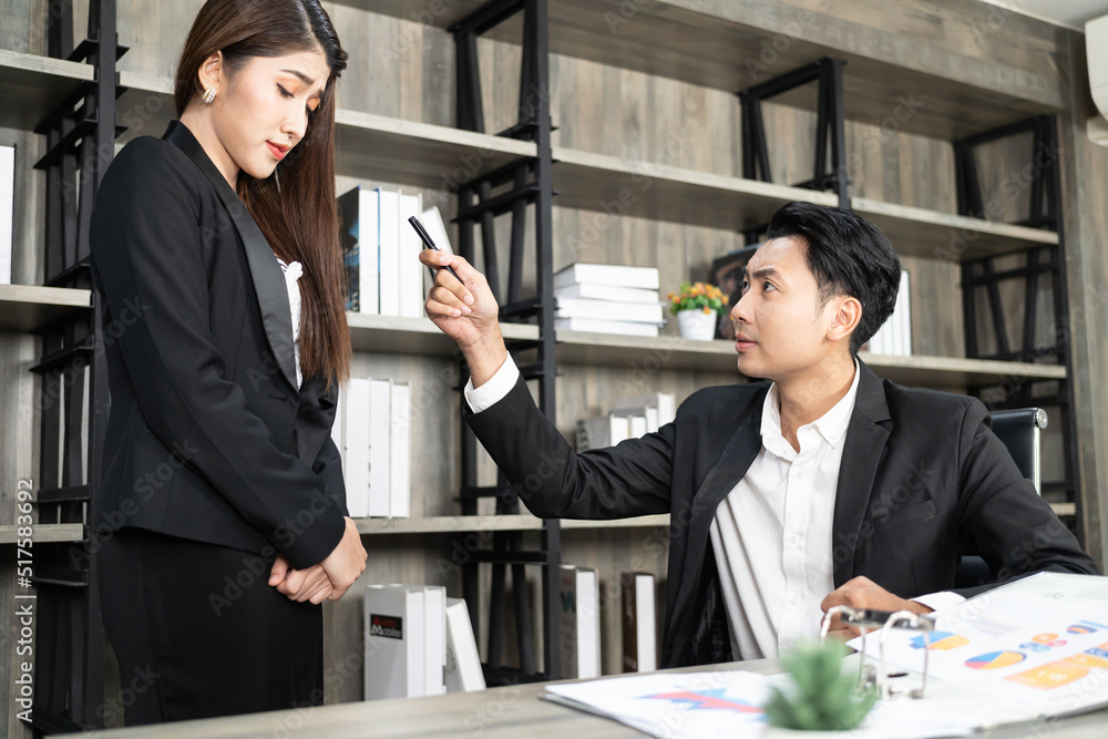 A male boss who pursues responsibility and a female businessman who ...