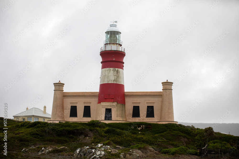 Foto de Cape Agulhas lighthouse divides the Atlantic Ocean and the ...