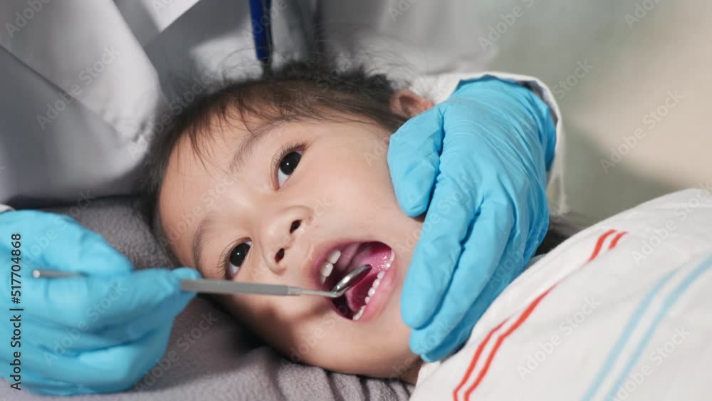 Vidéo Stock Dental kid health examination. Doctor examines oral cavity of little child uses ...