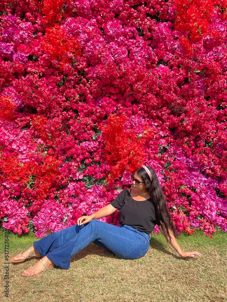 Mujer con flores rojas y fucsias Stock Photo | Adobe Stock