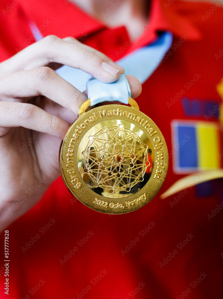 Foto de Details with a gold medal won at the 63rd International Mathematical Olympiad by a ...