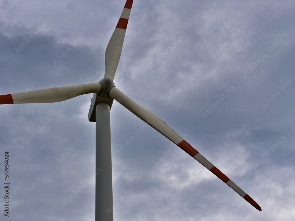 WIATRAK NA TLE POCHMURNEGO NIEBA. TURBINA WIATROWA. Stock Photo | Adobe ...