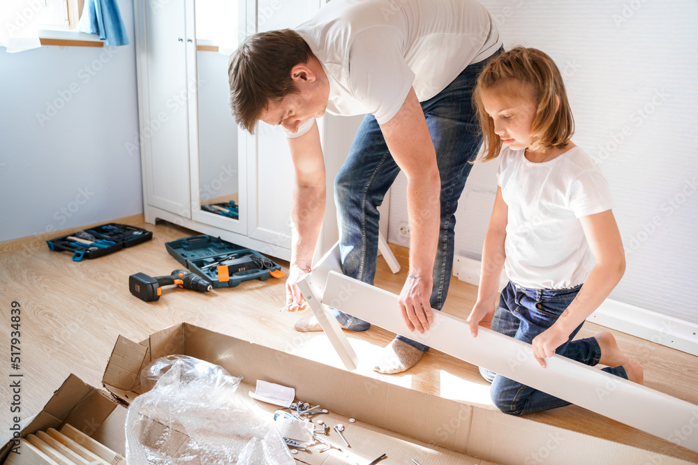 Foto de Dad,little girls daughters assemblle wooden baby bed according ...