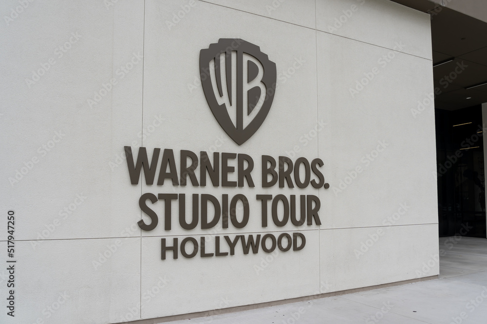 Foto de Burbank, Ca, USA - July 6, 2022: The sign for Warner Bros. Studio Tour Hollywood is ...