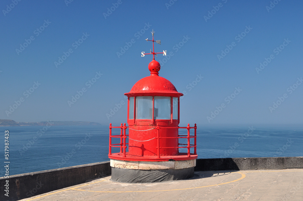 Farol de Nazaré dentro do Forte de São Miguel Arcanjo com horizonte por ...