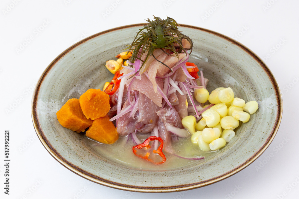 Fuente de ceviche peruano de pescado, calamar, conchas negras, tiradito ...