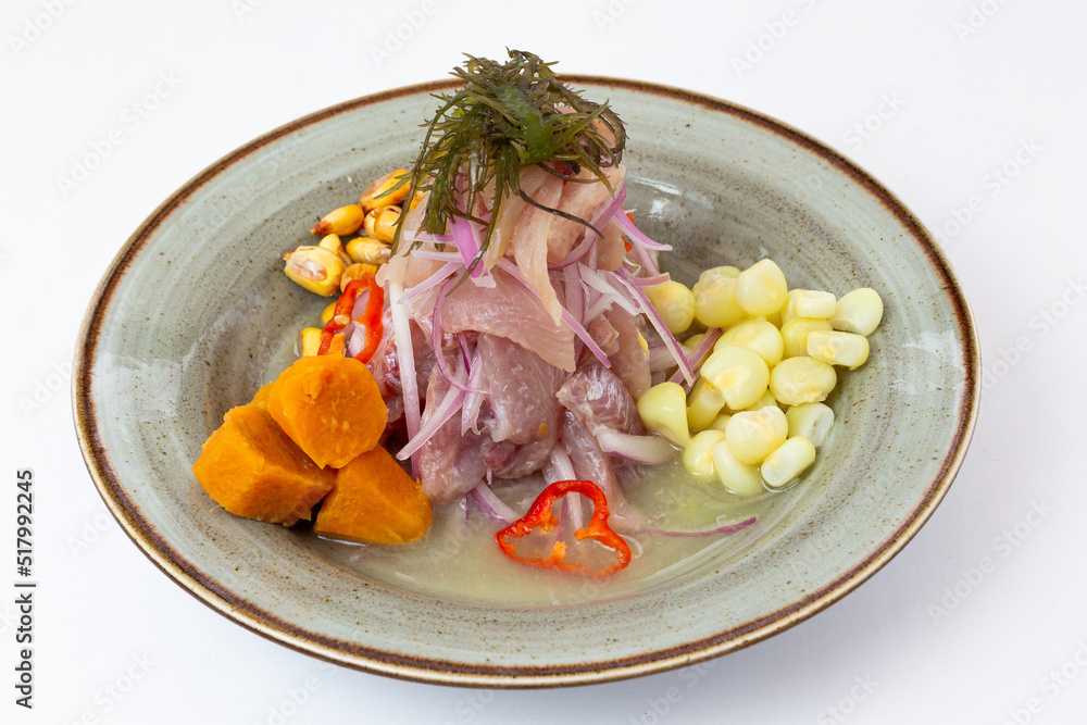 Fuente de ceviche peruano de pescado, calamar, conchas negras, tiradito ...