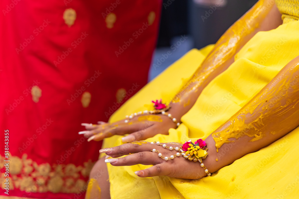 Indian pre wedding turmeric haldi ceremony bride's hands close up Stock ...