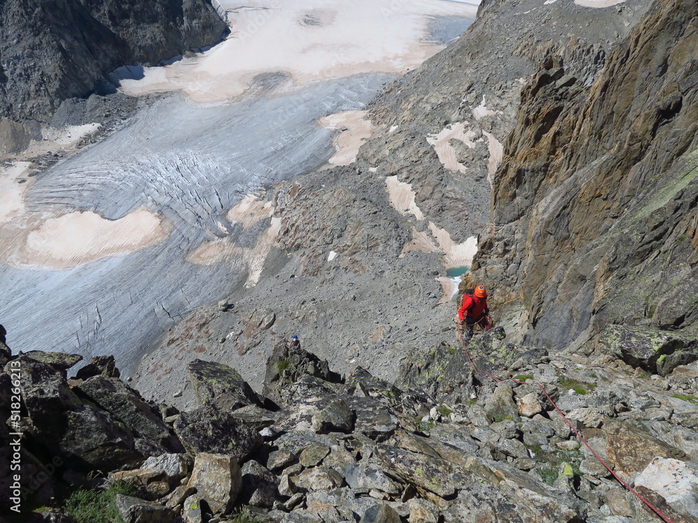 groupe d'alpinisme dans le massif du mont Blanc avec casque et corde ...