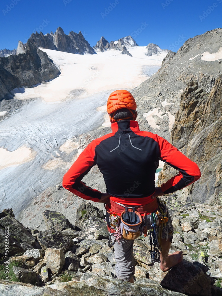 groupe d'alpinisme dans le massif du mont Blanc avec casque et corde ...