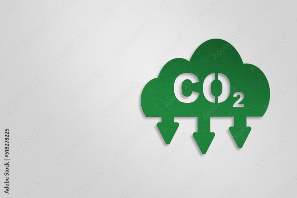 Foto de CO2 emission reduction icon on cloud , paper cut for CO2 ...