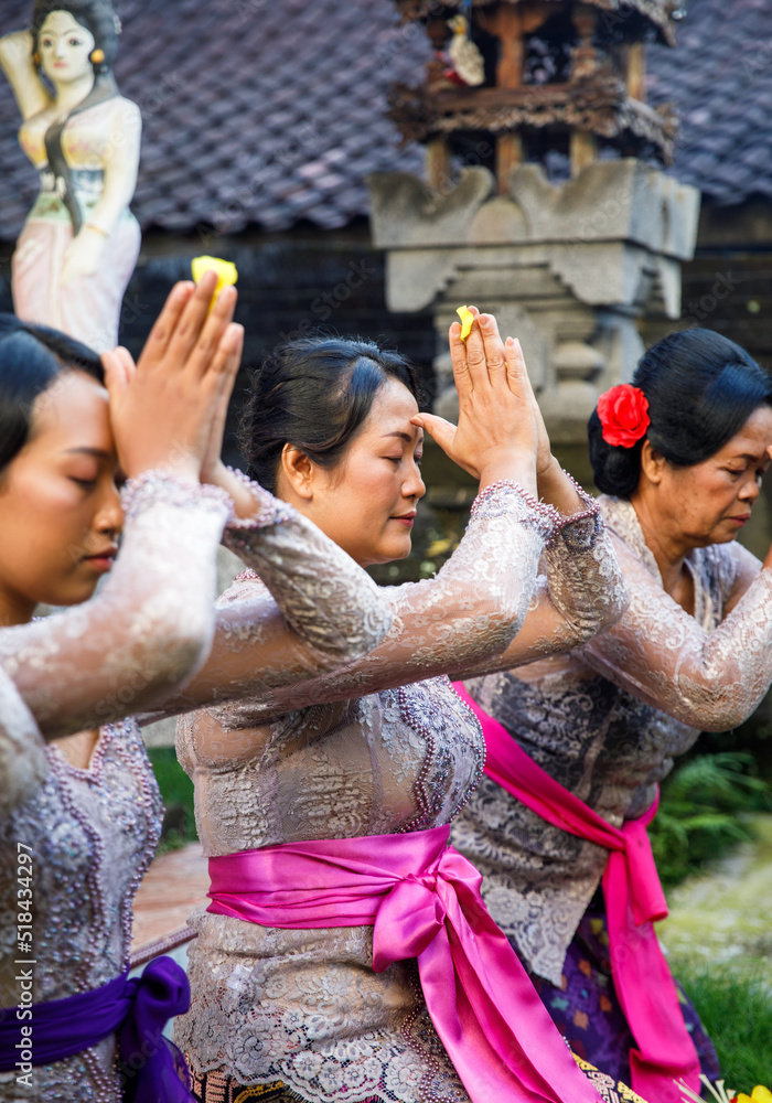 Three Indonesian women praying together in Hindu temple Stock Photo ...