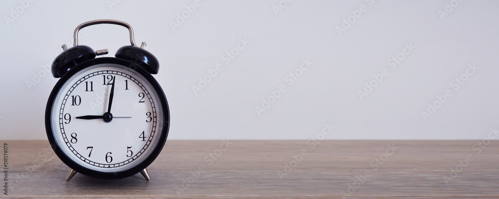 Foto de Analog alarm clock pointing at hours, minutes, seconds to ...