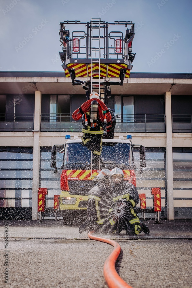 pompiers et lance a incendie Stock Photo | Adobe Stock