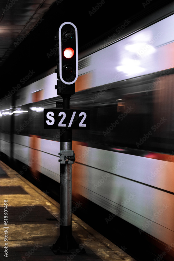 Tren pasando detrás de semáforo por vías de estación Stock Photo ...