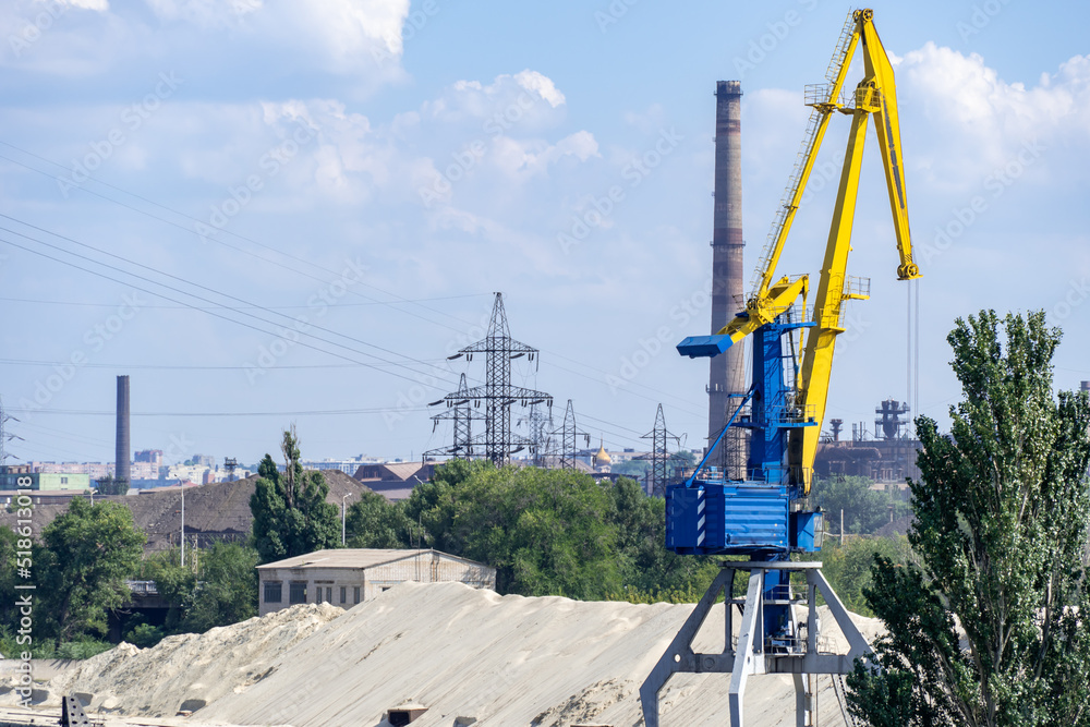 Foto de Big port cranes on the river. Extraction and transportation ...