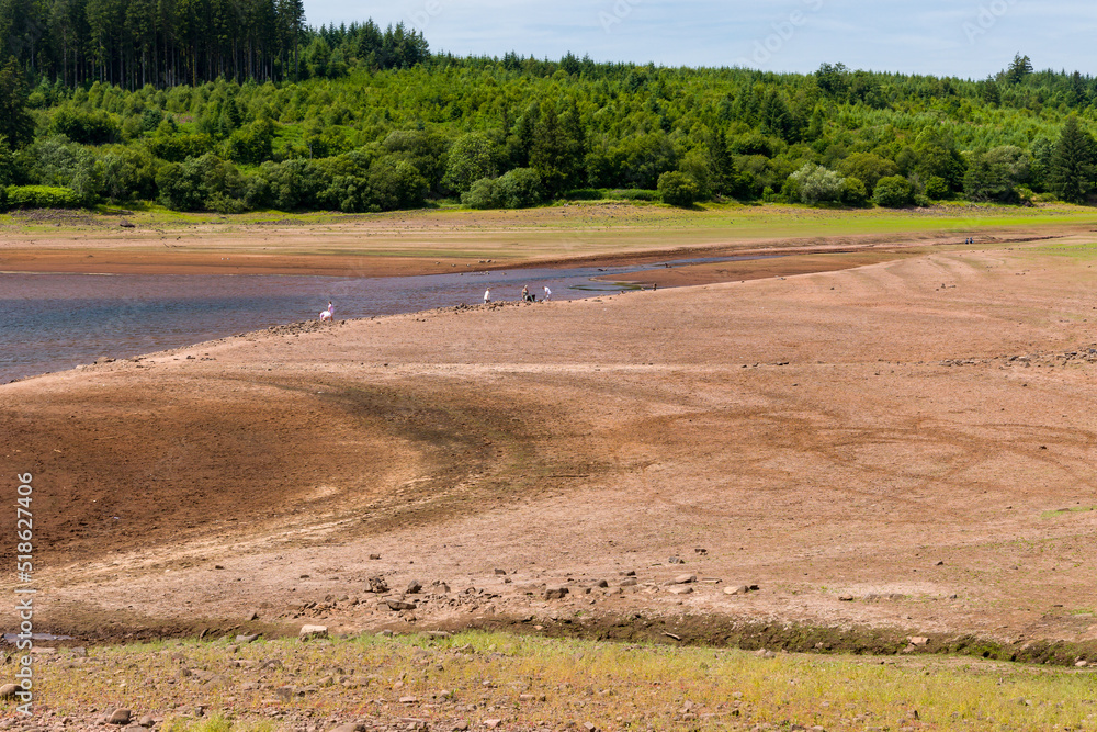 Extremely low water levels at a UK reservoir during a summer heatwave ...