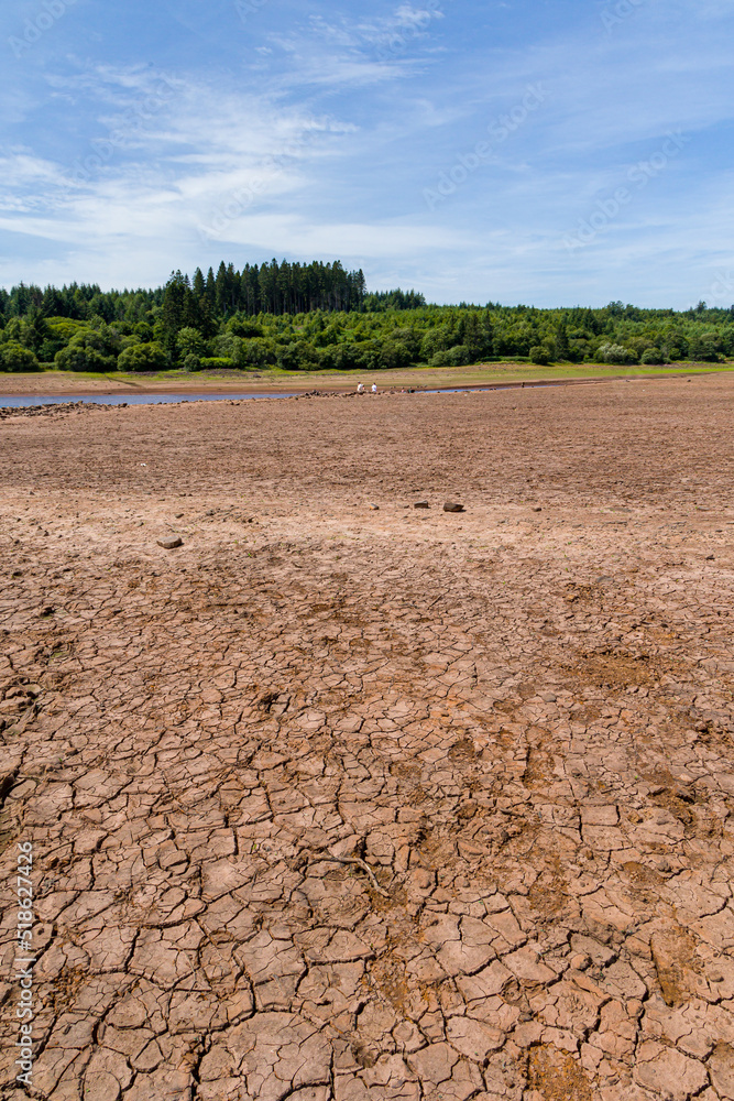 Cracked, dry earth at a reservoir during a heatwave and drought Stock ...
