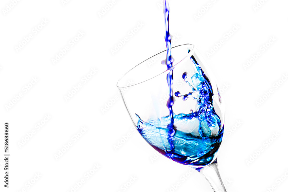 Splash de líquido colorido numa taça de vidro. Efeito em fotografia ...