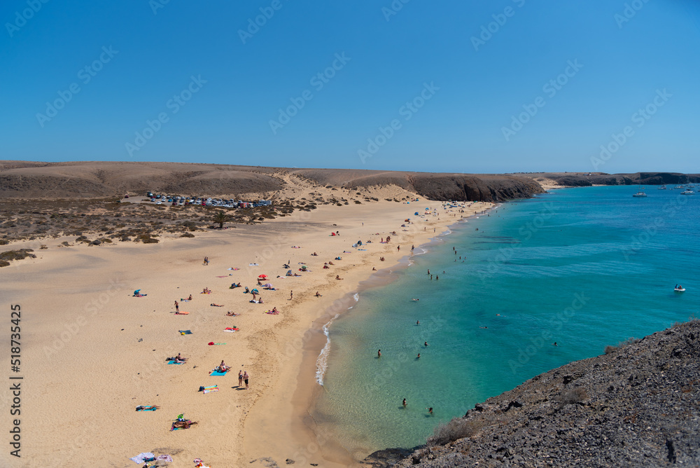 Playa de las mujeres en Lanzarote, Isla Canarias. turistas tomando el ...