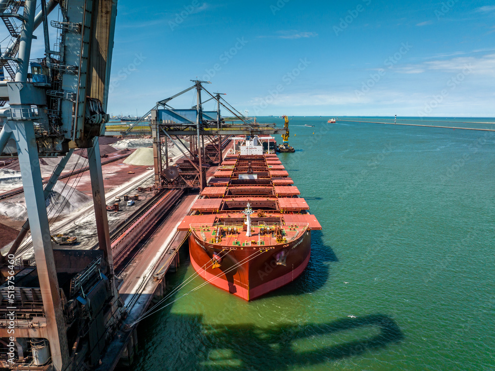 Cranes Unloading Cargo from a Bulk Carrier Ship at Port Stock 写真 | Adobe Stock