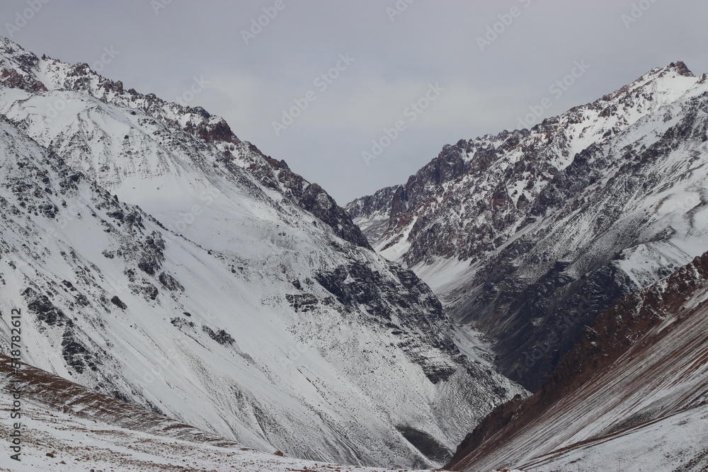 Picos y quebradas nevados en la cordillera de los Andes Stock Photo ...