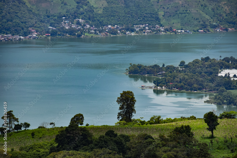 Lago de Amatitlan en Guatemala, rodeado de naturaleza verde. Paisaje ...