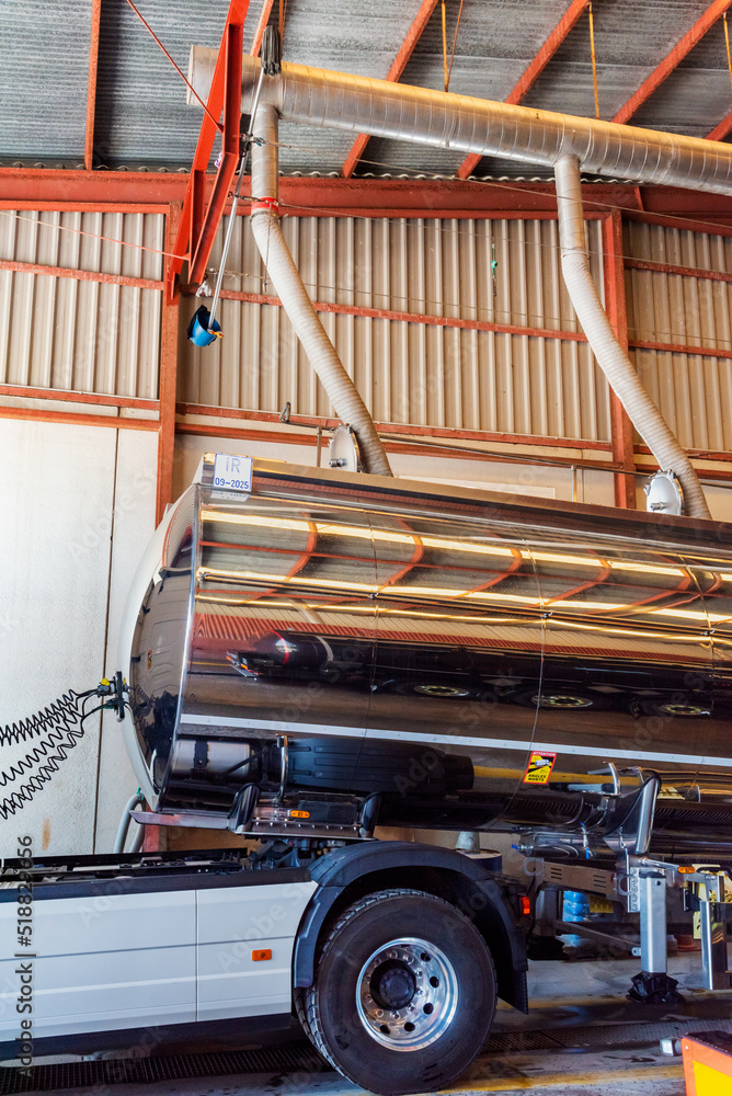 Air tubes for drying the compartments of a food tanker in a truck wash ...