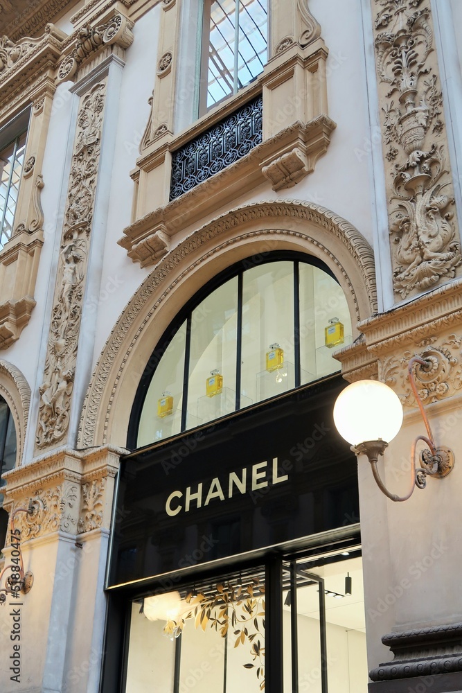 Enseigne / logo de la marque de haute couture Chanel, célèbre ...