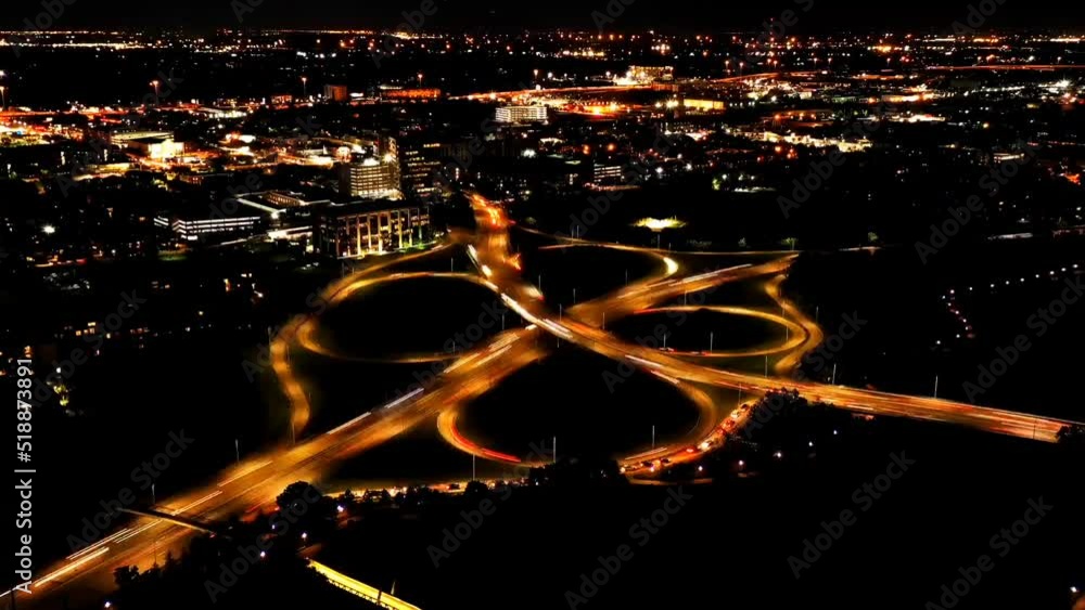 Vidéo Stock This time-lapse video shows a roundabout in action. It was ...