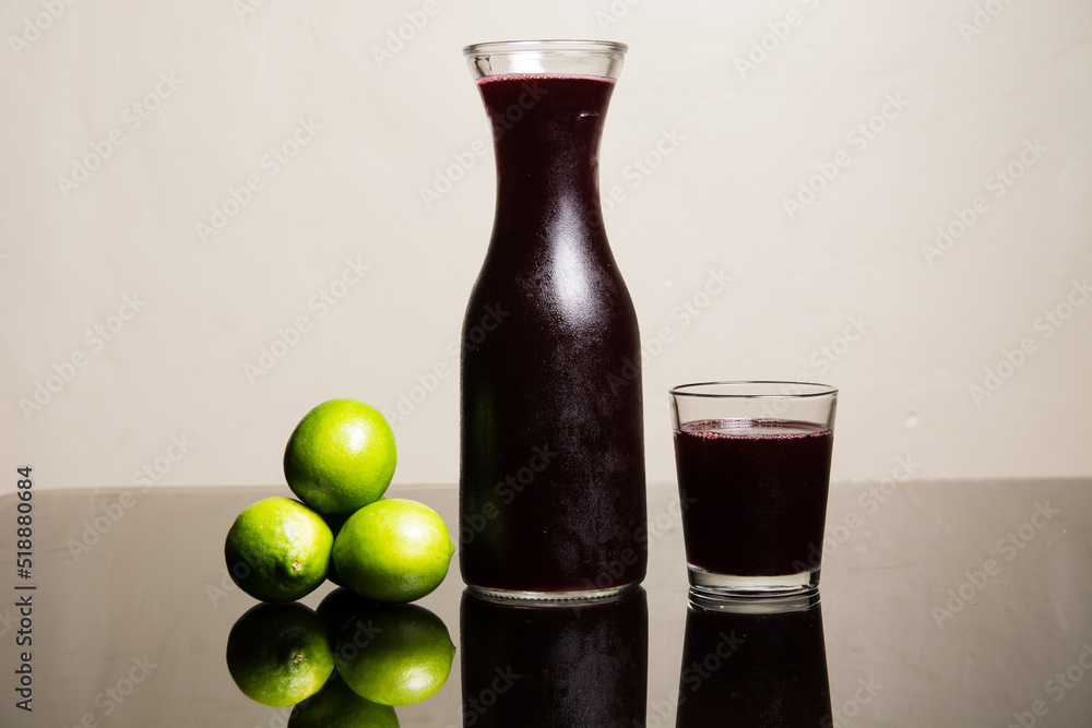 Foto de Jar of chicha morada in a restaurant, typical drink from Peru ...