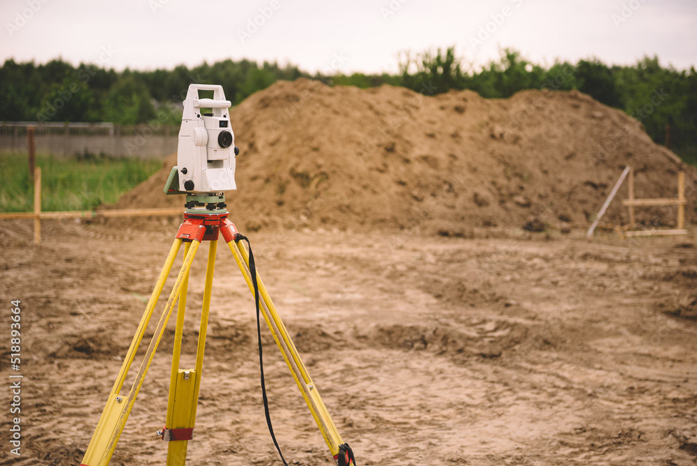 Foto de Surveyor equipment - GPS system or theodolite total positioning ...