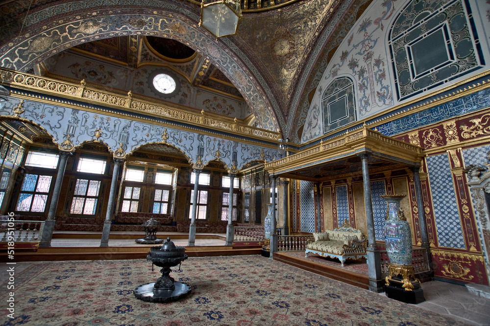 Foto de Topkapi Palace, Istanbul, Turkey, June 22nd 2022: Throne Room ...