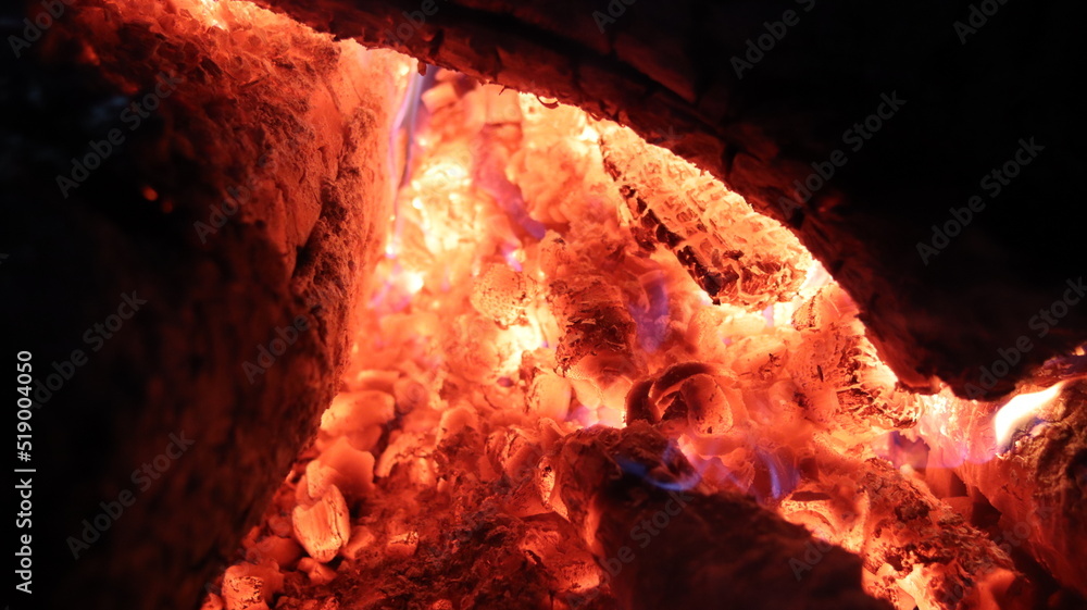 Brasa incandescente. Cores vívidas e fortes da madeira em brasas. Fogo ...