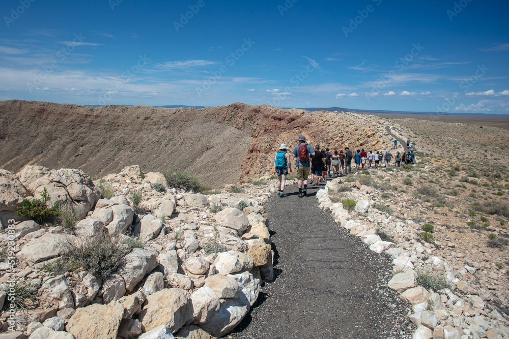Foto de Visitors Exploring The Barringer Meteor Crater where a Meteor ...