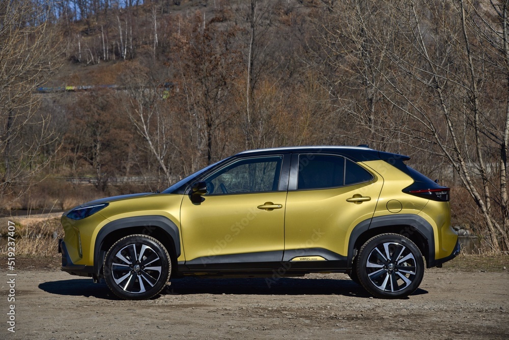 Toyota Yaris Cross 1.5 Hybrid (85 kW) AWD. General side view. 03-08 ...