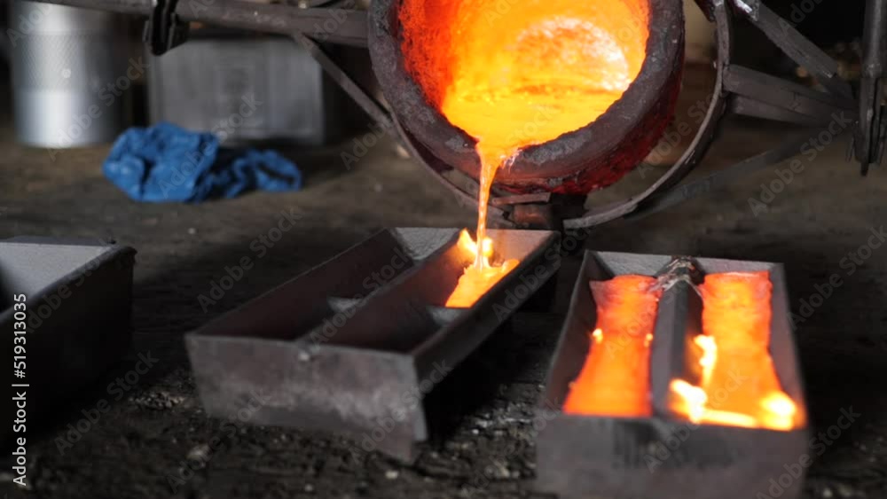 Vidéo Stock Industrial sized foundry bucket pouring flaming red metal ...