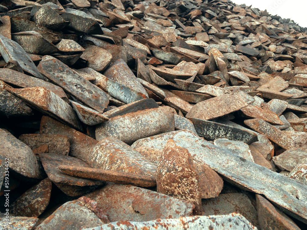 The form of cast iron: ingots, ingots solid condition. Transfer cast ...