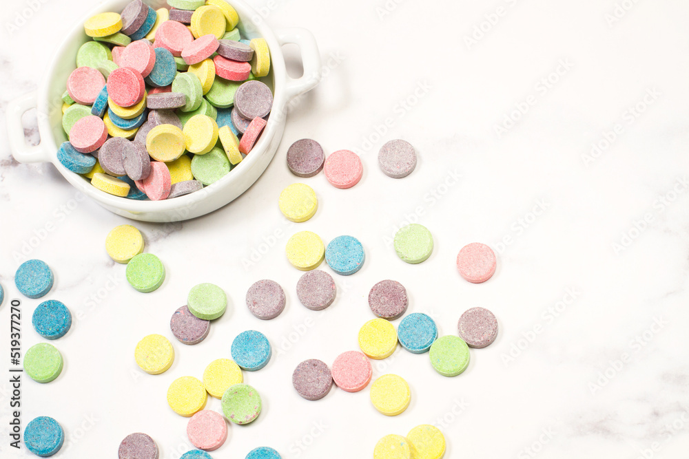 Caramelos dulces de colores en forma de pastillas sobre un fondo de ...