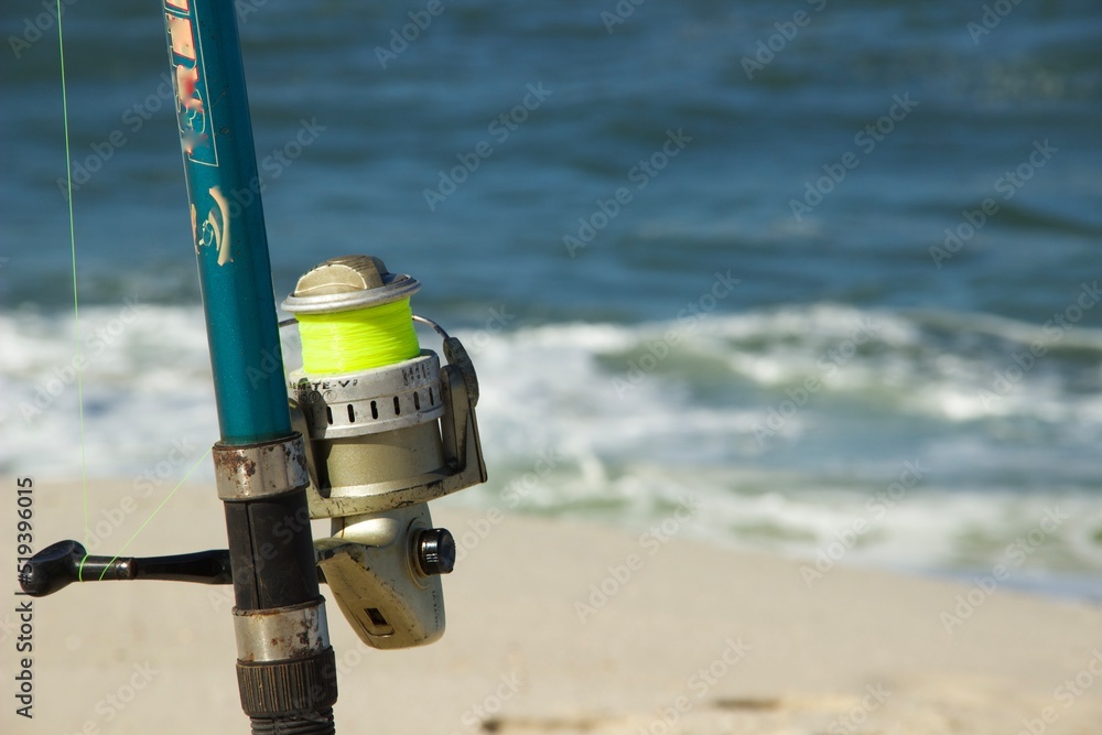 praia com vara de pesca fincada na areia - beach with fishing rod stuck ...