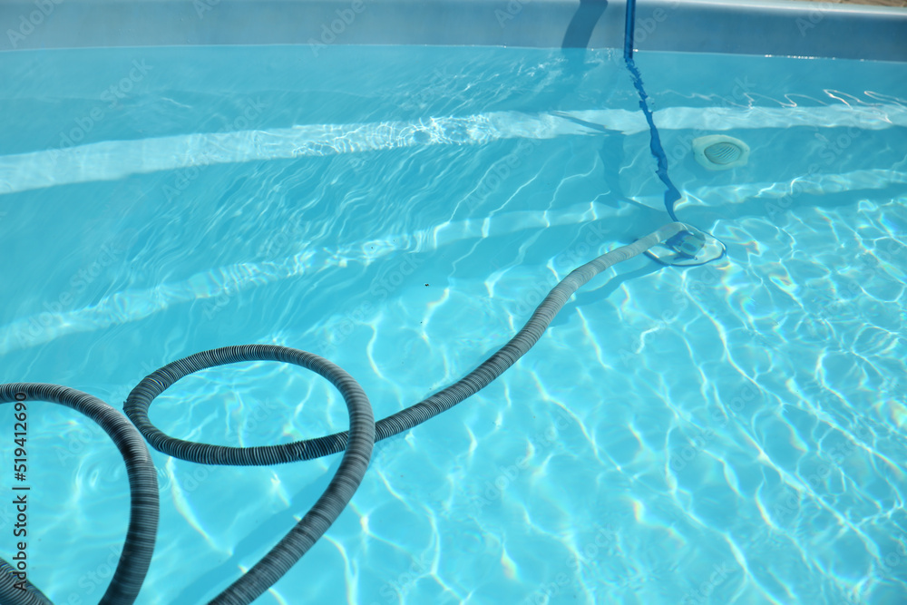 Cleaning outdoor swimming pool with underwater vacuum foto de Stock ...
