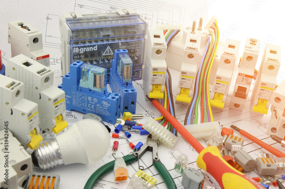 Automatic current switches and materials for the installation of the ...