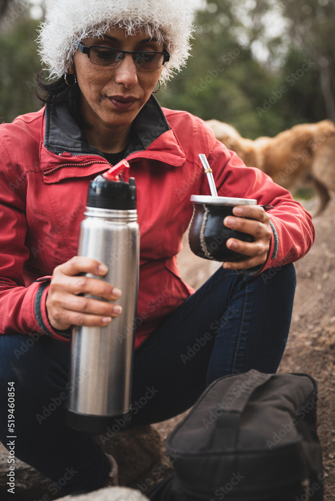 Mujer tomando mate a la vera de rio en invierno foto de Stock | Adobe Stock