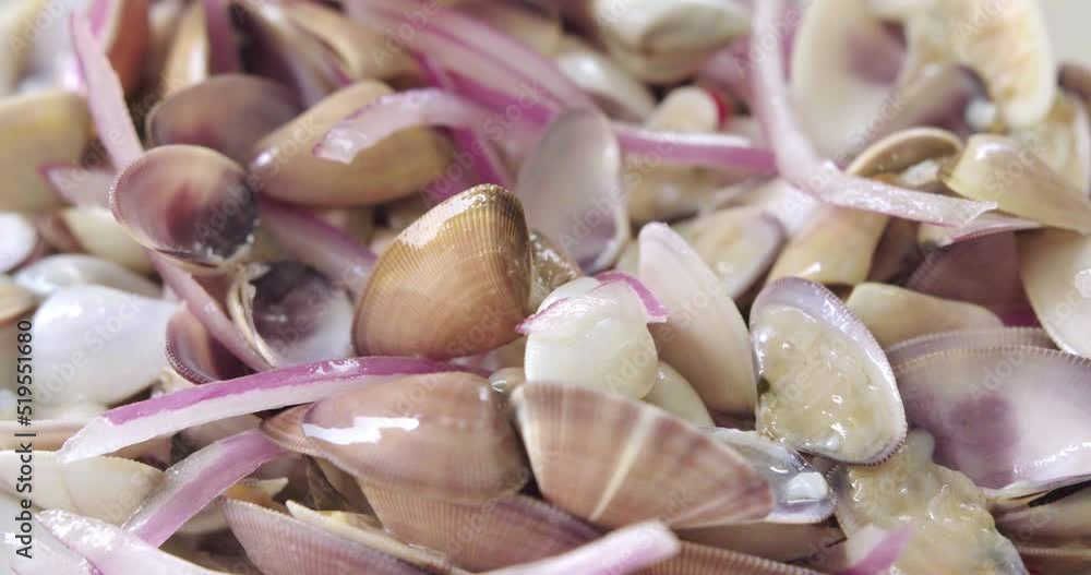 Plano detalle de ceviche de conchas o palabritas con cebolla, un plato ...